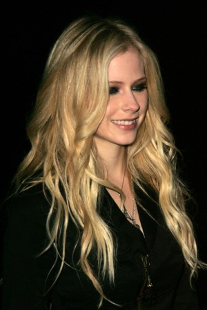 Avril Lavigne Wavy Golden Blonde Hairstyle | Steal Her Style