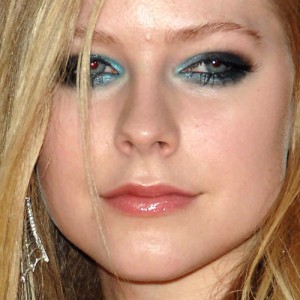 Avril Lavigne Makeup: Black Eyeshadow & Pink Lip Gloss | Steal Her Style