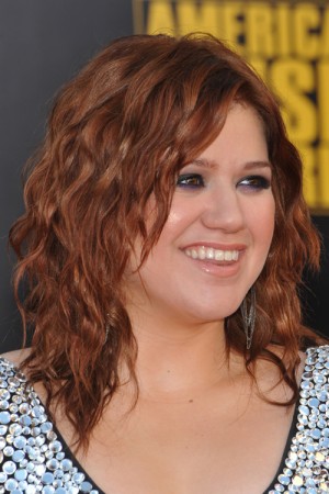 Kelly Clarkson's Hairstyles & Hair Colors | Steal Her Style
