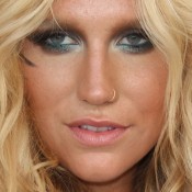 Kesha Makeup: & Clear Lip Gloss | Steal Her Style
