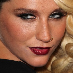Kesha Makeup: & Clear Lip Gloss | Steal Her Style