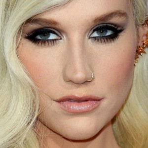 Kesha Makeup: Brown Eyeshadow & Clear Lip Gloss | Steal Her Style