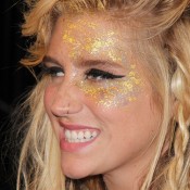 Kesha Makeup: & Clear Lip Gloss | Steal Her Style