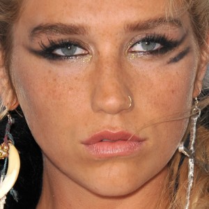 Kesha Makeup: Brown Eyeshadow & Clear Lip Gloss | Steal Her Style