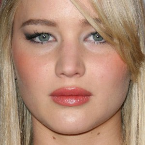 Jennifer Lawrence Makeup: Charcoal Eyeshadow & Coral Lipstick | Steal ...