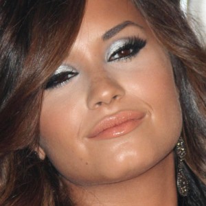 Demi Lovato Makeup: Bronze Eyeshadow & Peach Lipstick | Steal Her Style