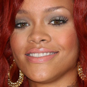 Rihanna Makeup: Beige Eyeshadow, Brown Eyeshadow & Red Lipstick | Steal ...