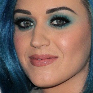 Katy Perry Makeup: Blue Eyeshadow & Mauve Lipstick | Steal Her Style