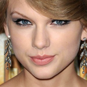 Taylor Swift Makeup: Bronze Eyeshadow & Pink Lipstick | Steal Her Style