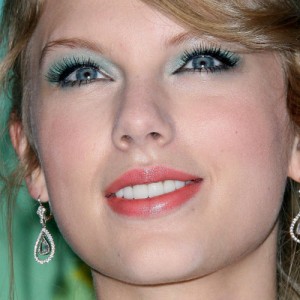 Taylor Swift Makeup: Black Eyeshadow & Hot Pink Lipstick | Steal Her Style