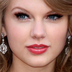 Taylor Swift Makeup: Black Eyeshadow & Hot Pink Lipstick | Steal Her Style