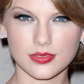 Taylor Swift Makeup: Purple Eyeshadow, Silver Eyeshadow & Bubblegum ...