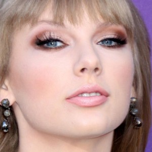 Taylor Swift Makeup: Bronze Eyeshadow, Brown Eyeshadow & Pale Pink ...