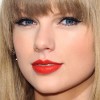 Taylor Swift Makeup: Bronze Eyeshadow & Pink Lipstick | Steal Her Style