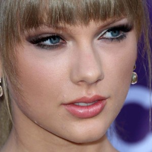 Taylor Swift Makeup: Silver Eyeshadow, Taupe Eyeshadow & Pink Lip Gloss ...