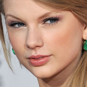 Taylor Swift Makeup: Gold Eyeshadow, Pink Eyeshadow & Pink Lip Gloss ...
