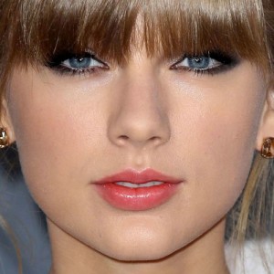 Taylor Swift Makeup: Bronze Eyeshadow, Brown Eyeshadow & Pale Pink ...
