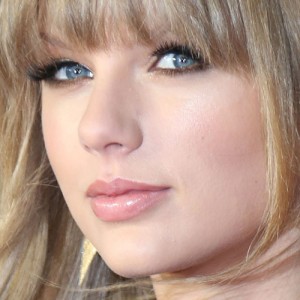 Taylor Swift Makeup: Bronze Eyeshadow & Pale Pink Lipstick | Steal Her ...