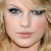 Taylor Swift Makeup: Bronze Eyeshadow & Pink Lipstick | Steal Her Style