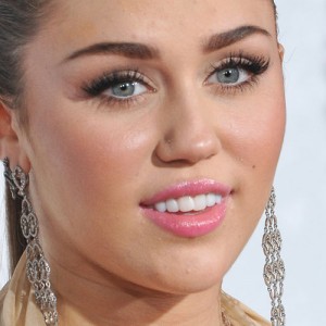 Miley Cyrus Makeup: Bronze Eyeshadow & Bubblegum Pink Lipstick | Steal ...