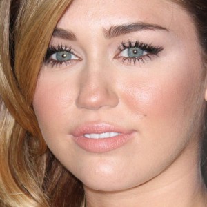 Miley Cyrus Makeup: Brown Eyeshadow & Peach Lipstick | Steal Her Style
