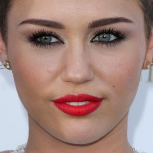 Miley Cyrus Makeup: Brown Eyeshadow & Peach Lipstick | Steal Her Style