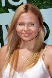 Alli Simpson Straight Golden Blonde Angled Hairstyle | Steal Her Style