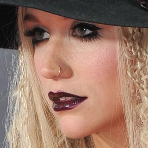 Kesha Makeup: Black Eyeshadow, Silver Eyeshadow & Wine Lipstick | Steal ...