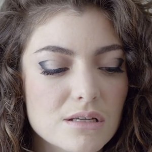 Lorde Makeup: Black Eyeshadow & Pale Pink Lipstick | Steal Her Style