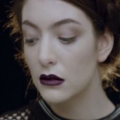 Lorde Makeup: Black Eyeshadow & Hot Pink Lipstick | Steal Her Style