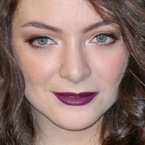 Lorde Makeup: Black Eyeshadow & Pale Pink Lipstick | Steal Her Style