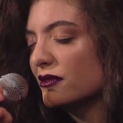 Lorde Makeup: Beige Eyeshadow, Taupe Eyeshadow & Purple Lipstick ...