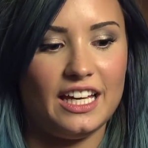 Demi Lovato Makeup: Bronze Eyeshadow, Green Eyeshadow & Clear Lip Gloss ...