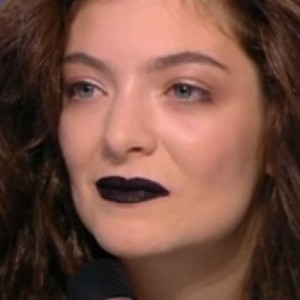 Lorde Makeup: Black Eyeshadow & Pale Pink Lipstick | Steal Her Style