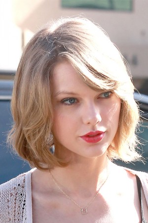 Taylor Swift Straight Ash Blonde Bob Hairstyle | Steal Her Style