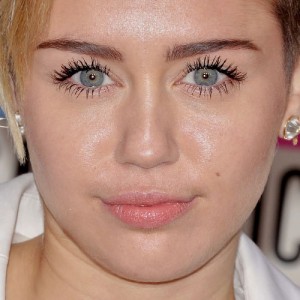Miley Cyrus Makeup: Bronze Eyeshadow & Bubblegum Pink Lipstick | Steal ...