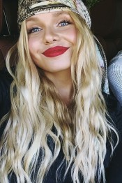Alli Simpson Wavy Golden Blonde Headband, Loose Waves Hairstyle | Steal ...