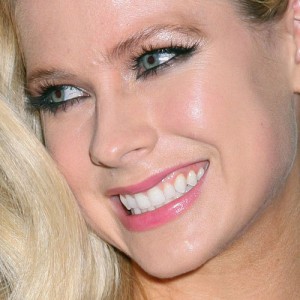 Avril Lavigne Makeup: Black Eyeshadow, Charcoal Eyeshadow & Clear Lip ...