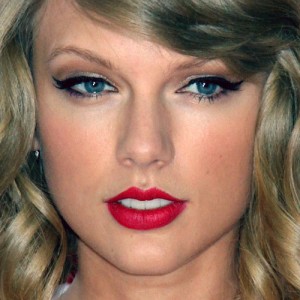 Taylor Swift Makeup: Black Eyeshadow, Bronze Eyeshadow & Red Lipstick ...