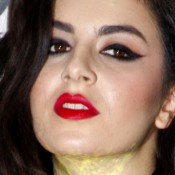 Charli XCX Makeup: Black Eyeshadow, Bronze Eyeshadow & Red Lipstick ...