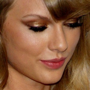 Taylor Swift Makeup: Bronze Eyeshadow & Pink Lipstick | Steal Her Style
