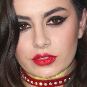 Charli XCX Makeup: Black Eyeshadow, Bronze Eyeshadow & Red Lipstick ...