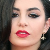 Charli XCX Makeup: Black Eyeshadow, Bronze Eyeshadow & Red Lipstick ...