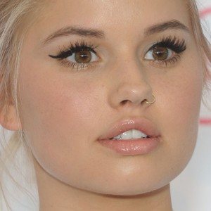 Debby Ryan Makeup: Brown Eyeshadow & Red Lipstick | Steal Her Style