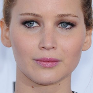 Jennifer Lawrence Makeup: Brown Eyeshadow & Peach Lipstick | Steal Her ...