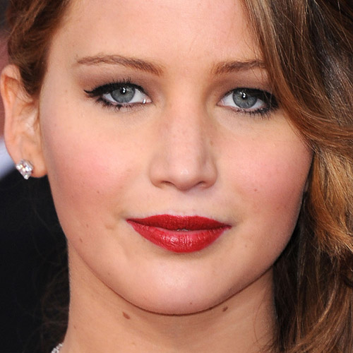 Jennifer Lawrence Makeup: Charcoal Eyeshadow & Coral Lipstick | Steal ...