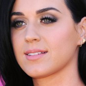 Katy Perry Makeup: Blue Eyeshadow, Gold Eyeshadow & Nude Lipstick ...