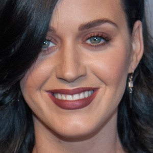 Katy Perry Makeup: Blue Eyeshadow & Mauve Lipstick | Steal Her Style