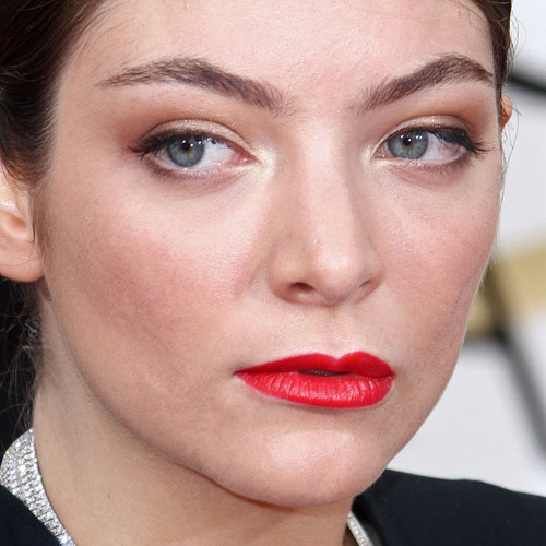 Lorde Makeup: Brown Eyeshadow & Mauve Lipstick | Steal Her Style