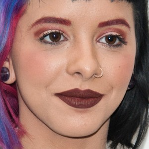 Melanie Martinez Makeup: White Eyeshadow & Burgundy Lipstick | Steal ...
